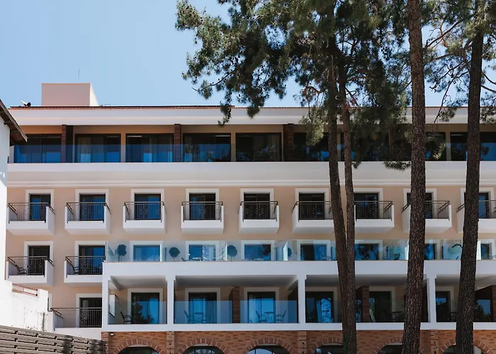 PENDELI RESORT, PLATRES