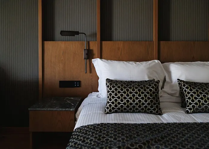 PENDELI RESORT, PLATRES