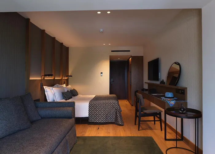 PENDELI RESORT, PLATRES