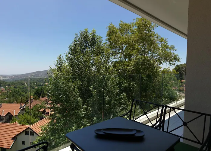 PENDELI RESORT, PLATRES