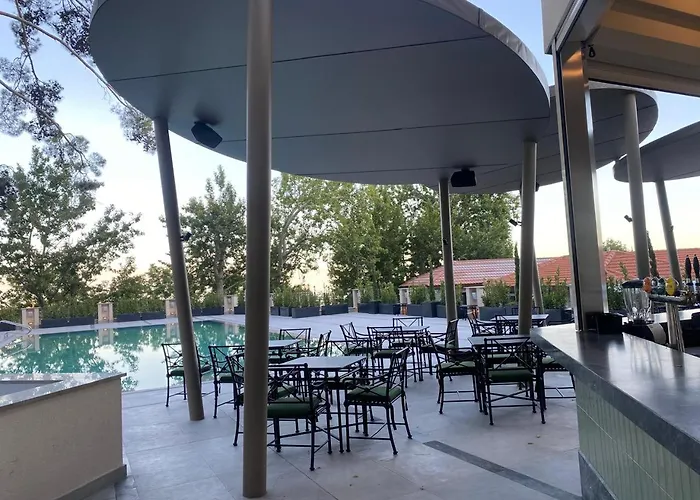 PENDELI RESORT, PLATRES