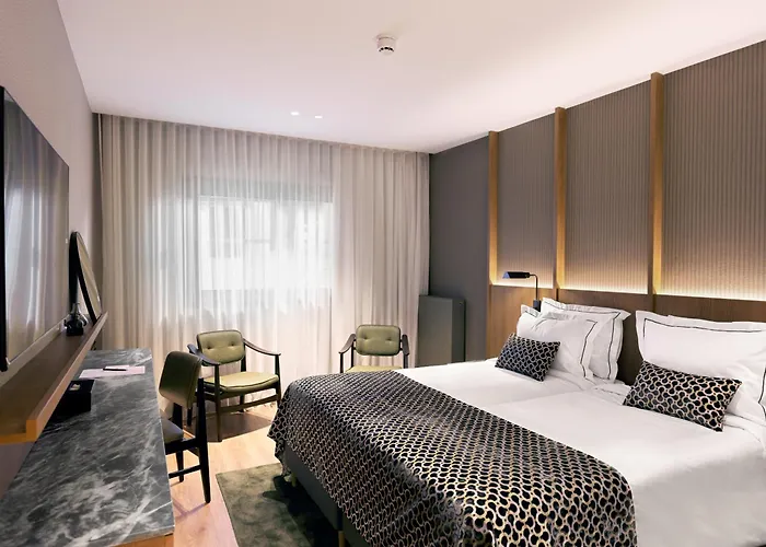 PENDELI RESORT, PLATRES