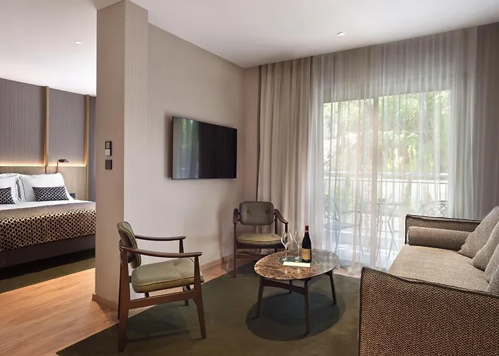 PENDELI RESORT, PLATRES