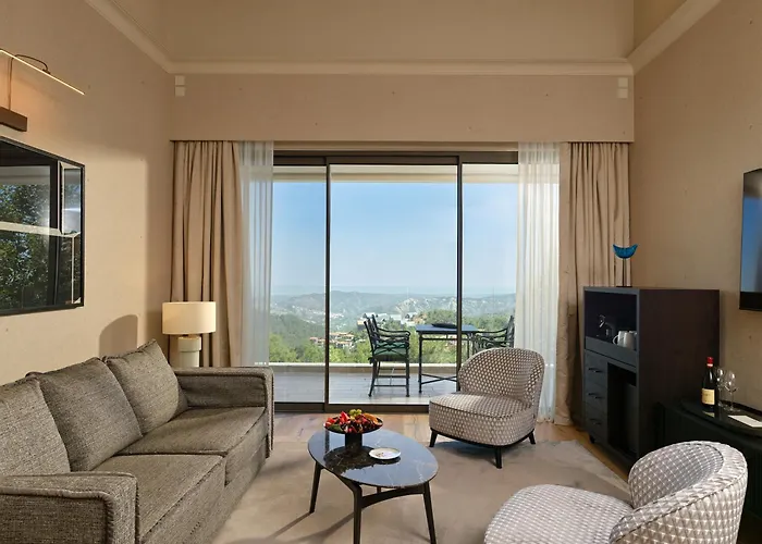 PENDELI RESORT, PLATRES