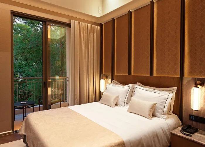 PENDELI RESORT, PLATRES