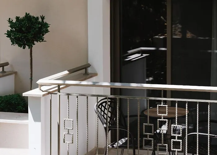 PENDELI RESORT, PLATRES