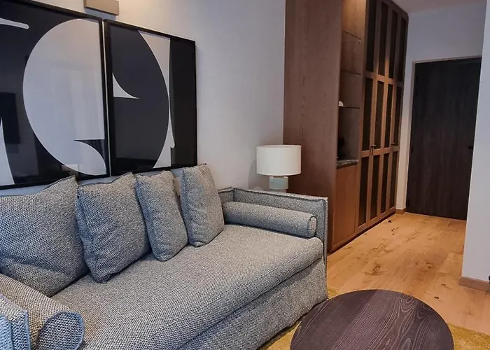 PENDELI RESORT, PLATRES