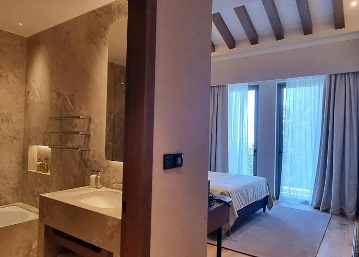 PENDELI RESORT, PLATRES