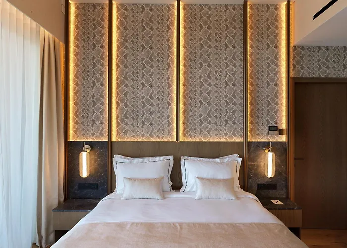 PENDELI RESORT, PLATRES