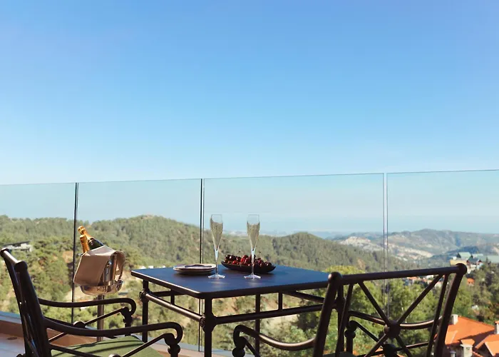 PENDELI RESORT, PLATRES