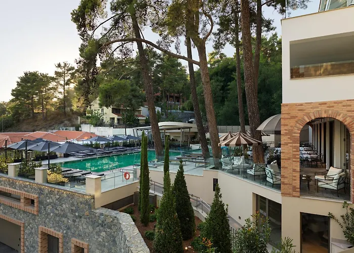 PENDELI RESORT, PLATRES