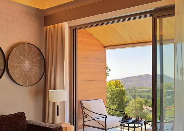 PENDELI RESORT, PLATRES