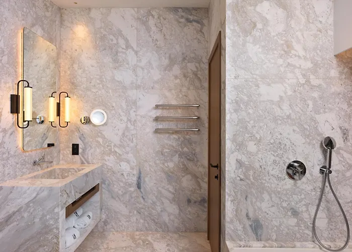 PENDELI RESORT, PLATRES