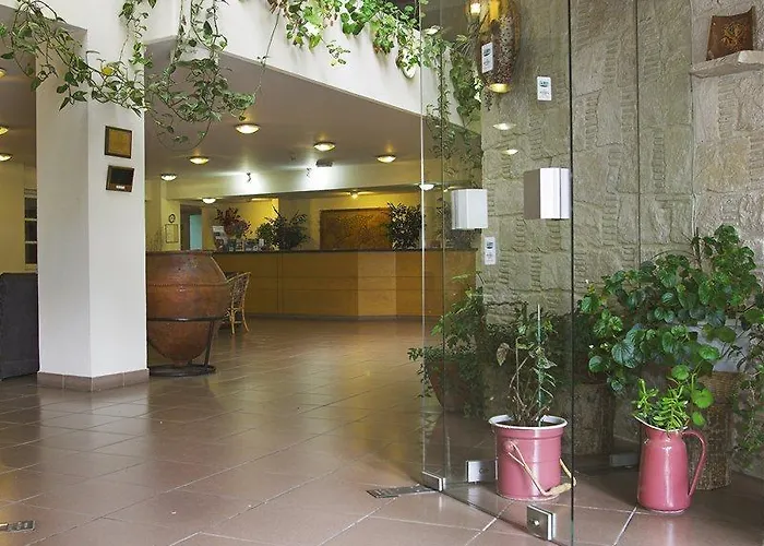 PENDELI RESORT, PLATRES